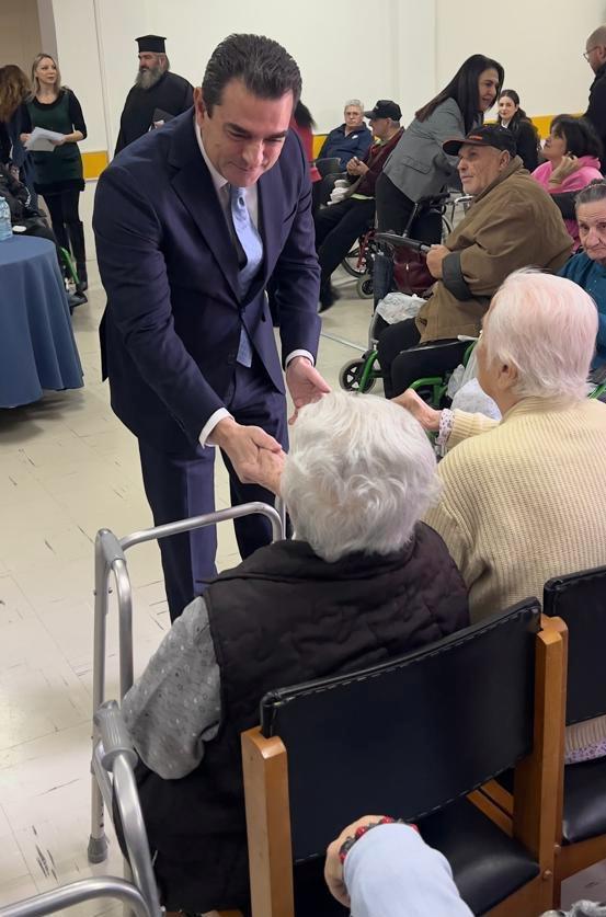 Ο Κώστας Σκρέκας στην κοπή της Πρωτοχρονιάτικης πίτας του Θεραπευτηρίου Χρονίων Παθήσεων ...