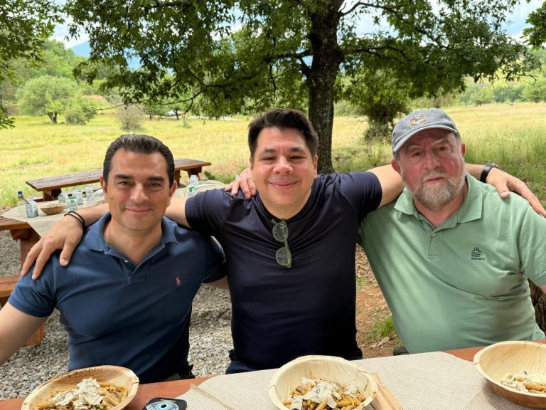 Τον μέχρι πρότινος Πρέσβη των ΗΠΑ Τζορτζ Τσούνη φιλοξένησε στην Καλαμπάκα ο Κώστας Σκρέκας ...